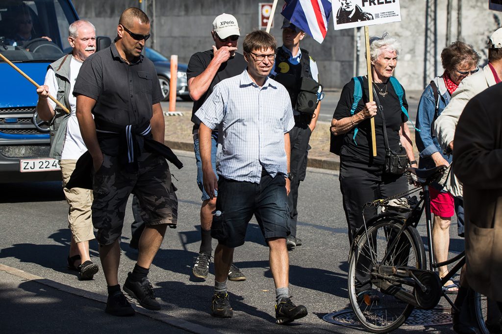 Martin Henriksen fejrer burka-forbud med nazister - Researchkollektivet ...